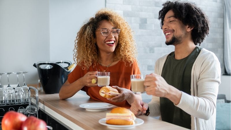 18 piadas curtas de casal para dar boas risadas com o seu amor