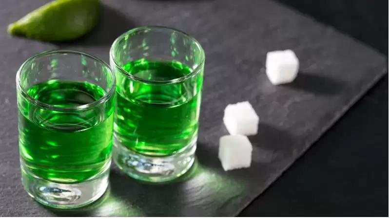 Absinto: saiba tudo sobre a polêmica bebida permitida em apenas 6 países